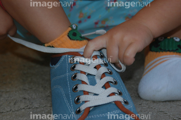 【人物 > 行動 > 靴を履く】の画像素材 | 写真素材ならイメージナビ